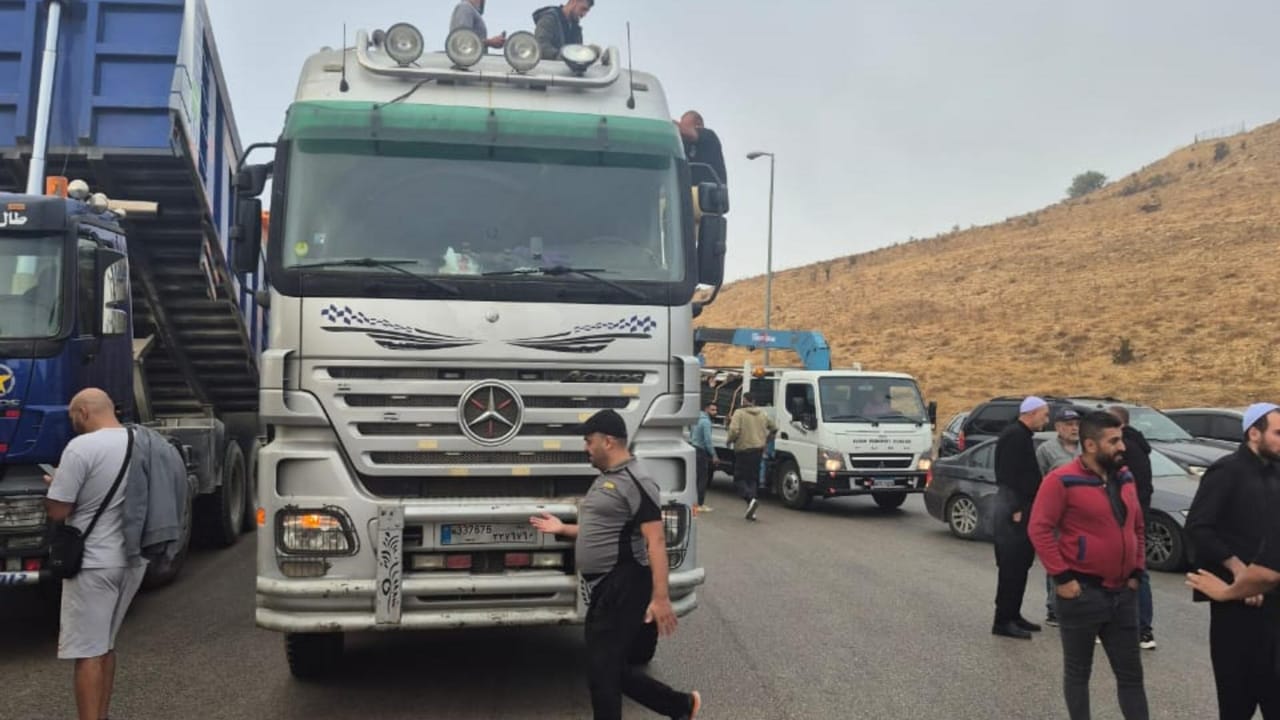 Photo: Truck drivers block the Dahr El Baydar road - MTV Lebanon