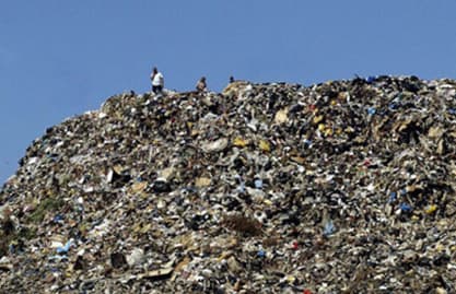 Protesters near Nehmeh garbage landfill prevent Sukleen trucks from ...