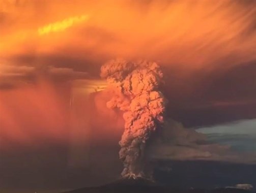 Footage: Chile's Calbuco Volcano Erupts For First Time in Over 42 Years ...