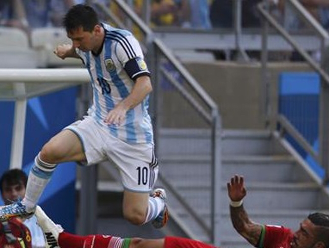 Statement: FC Barcelona updates Lionel Messi suffered a tear in the ...