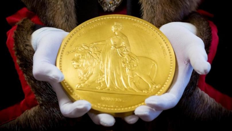Royal Mint Makes £5,000 Ceremonial Gold Coin That Weighs Five Kilos ...