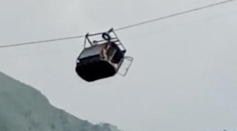 Pakistan military rescues four children from dangling cable car - MTV Lebanon