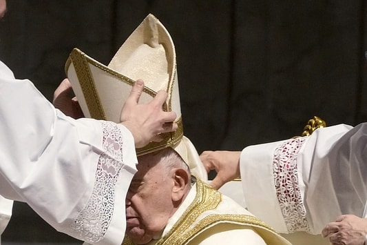 Pope Francis Returns to Public Eye for Easter Vigil Mass - MTV Lebanon