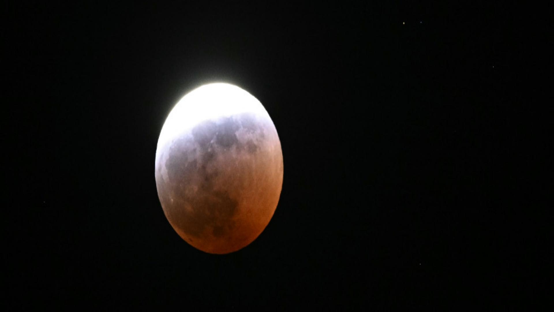 Stargazers Marvel at 'Blood Moon' During Rare Total Lunar Eclipse - MTV Lebanon