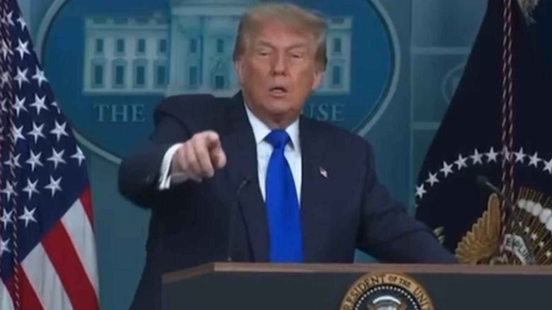 Trump points to the MTV correspondent and selects him among the White ...