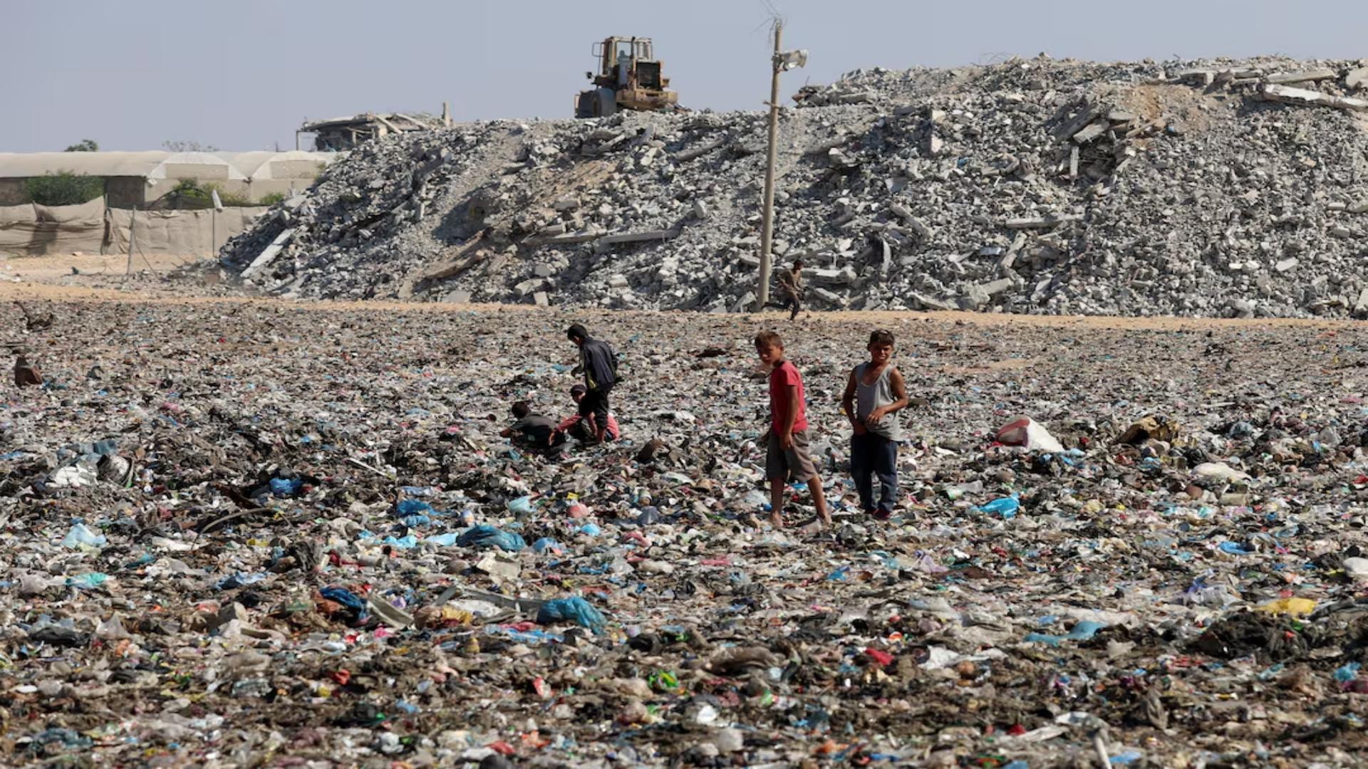 Piles of garbage and seeping sewage pollute devastated Gaza - MTV Lebanon