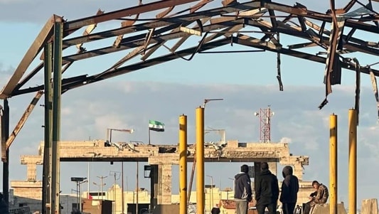 Photo: The New Syrian Flag Raised at the Al-Arida Border Crossing - MTV ...